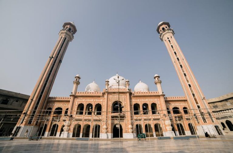 Spectacular Grand Jamia Mosque: A Must-See Marvel - Pakistan Traveling ...